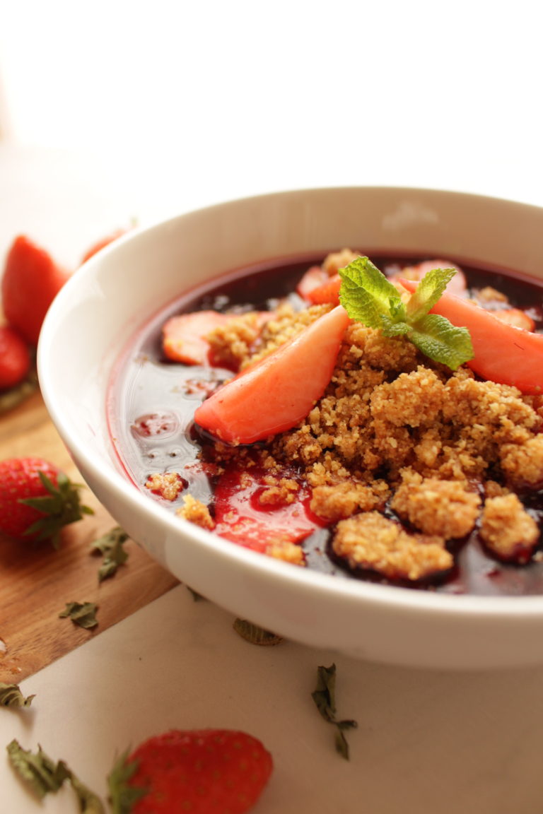 Soupe de fruits rouges à la verveine et crumble - Spicy Ananas