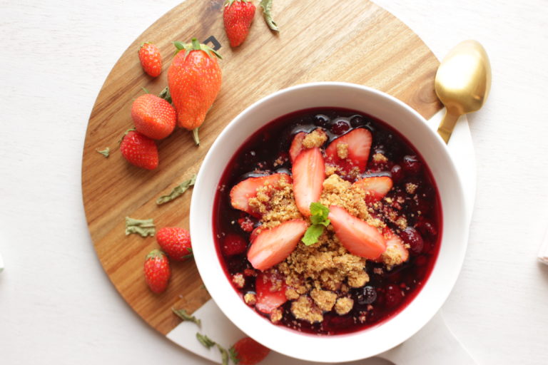 Soupe de fruits rouges à la verveine et crumble - Spicy Ananas