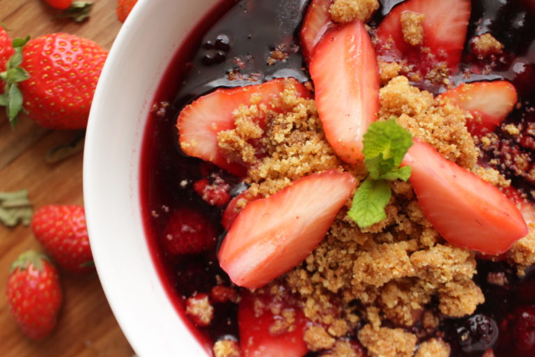 Soupe de fruits rouges à la verveine et crumble - Spicy Ananas
